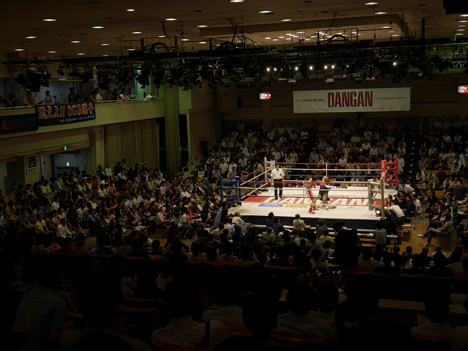 A boxing match at Korakuen, Tokyo. Photo Chikashi Suzuki - purple NIGHT