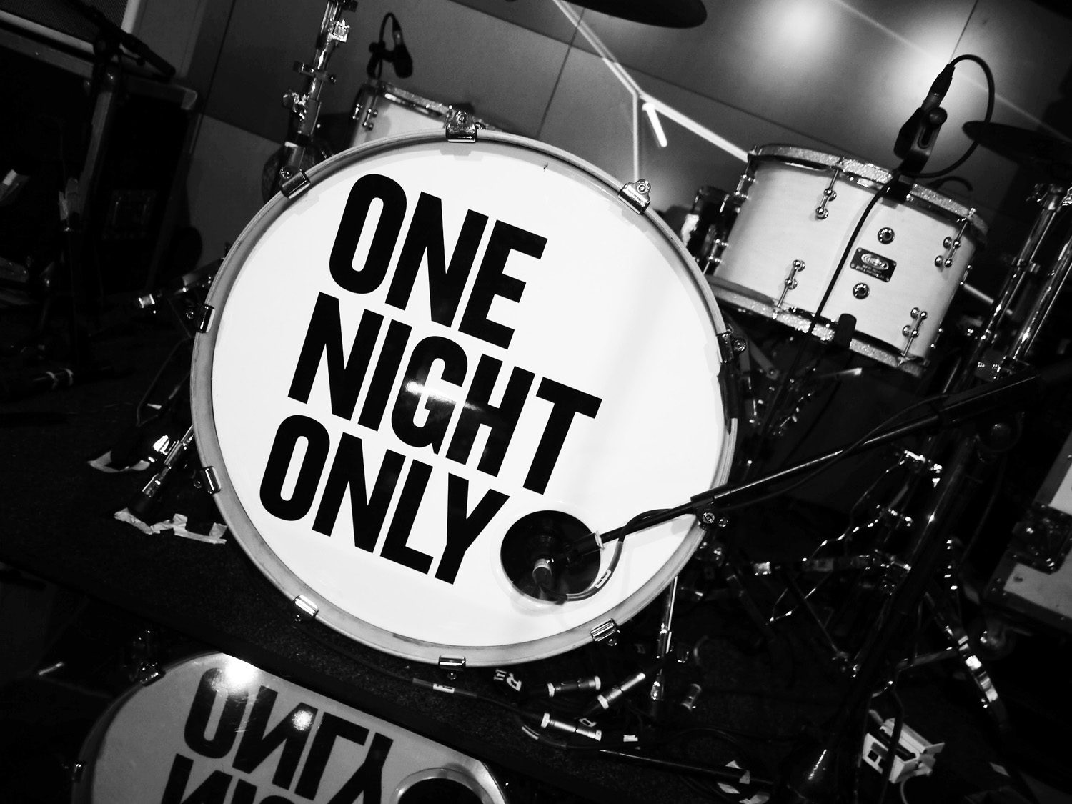 ONE NIGHT ONLY LIVE SHOW FOR BURBERRY EYEWEAR at rue Saint-Honoré ...