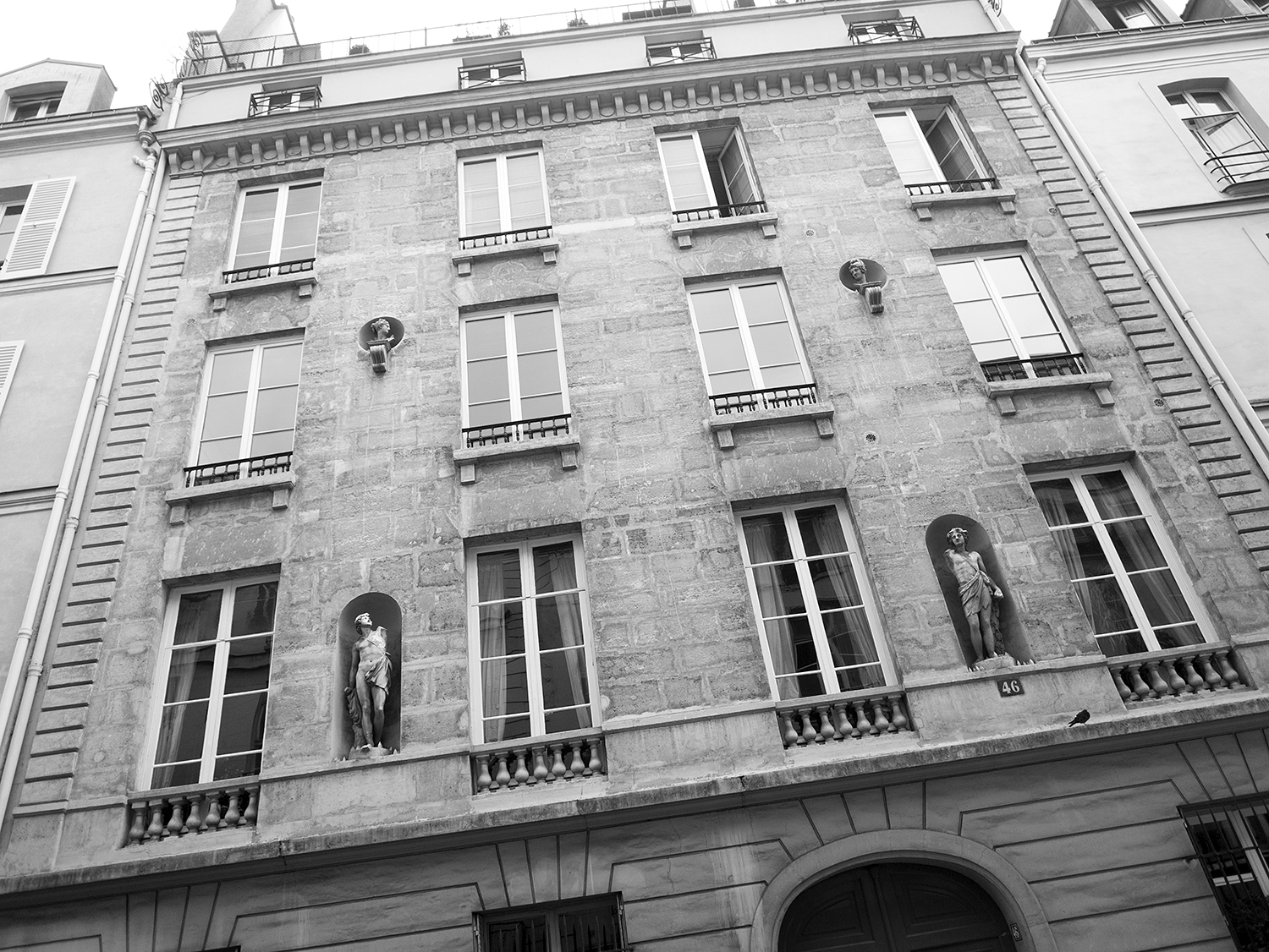 Beautiful sculptures nestled within a buildings facade, Paris. Photo ...