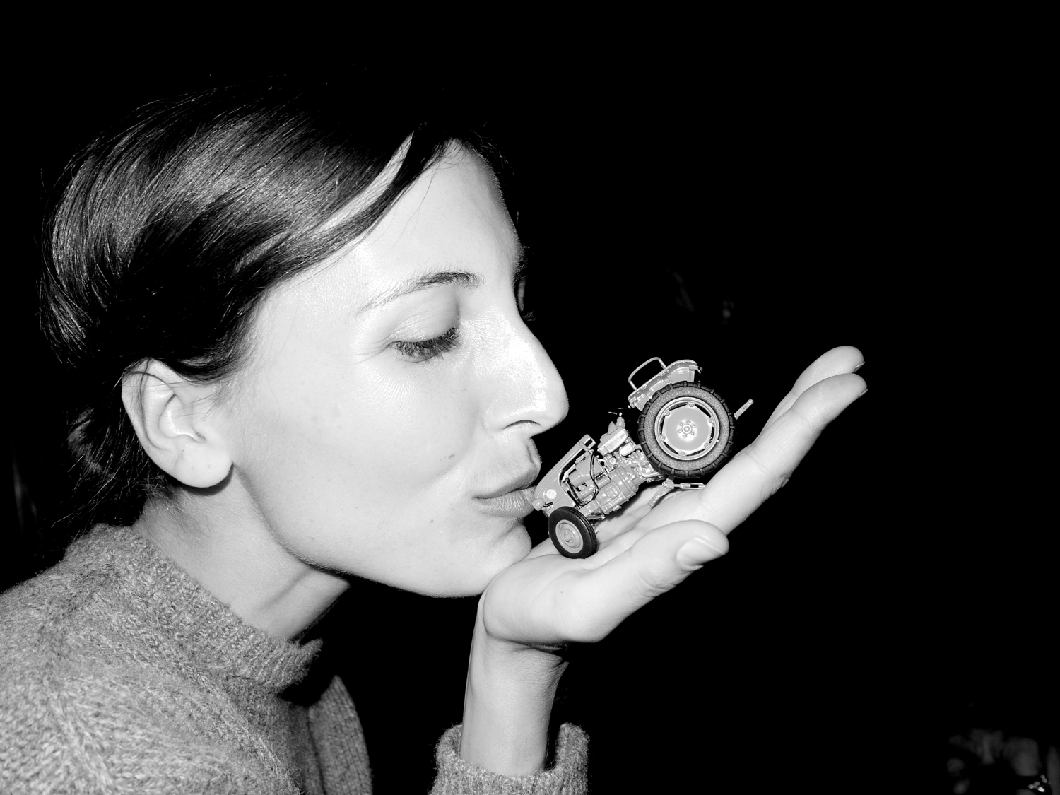 Samantha Traina at my apartment, Paris. Photo Olivier Zahm - purple NIGHT