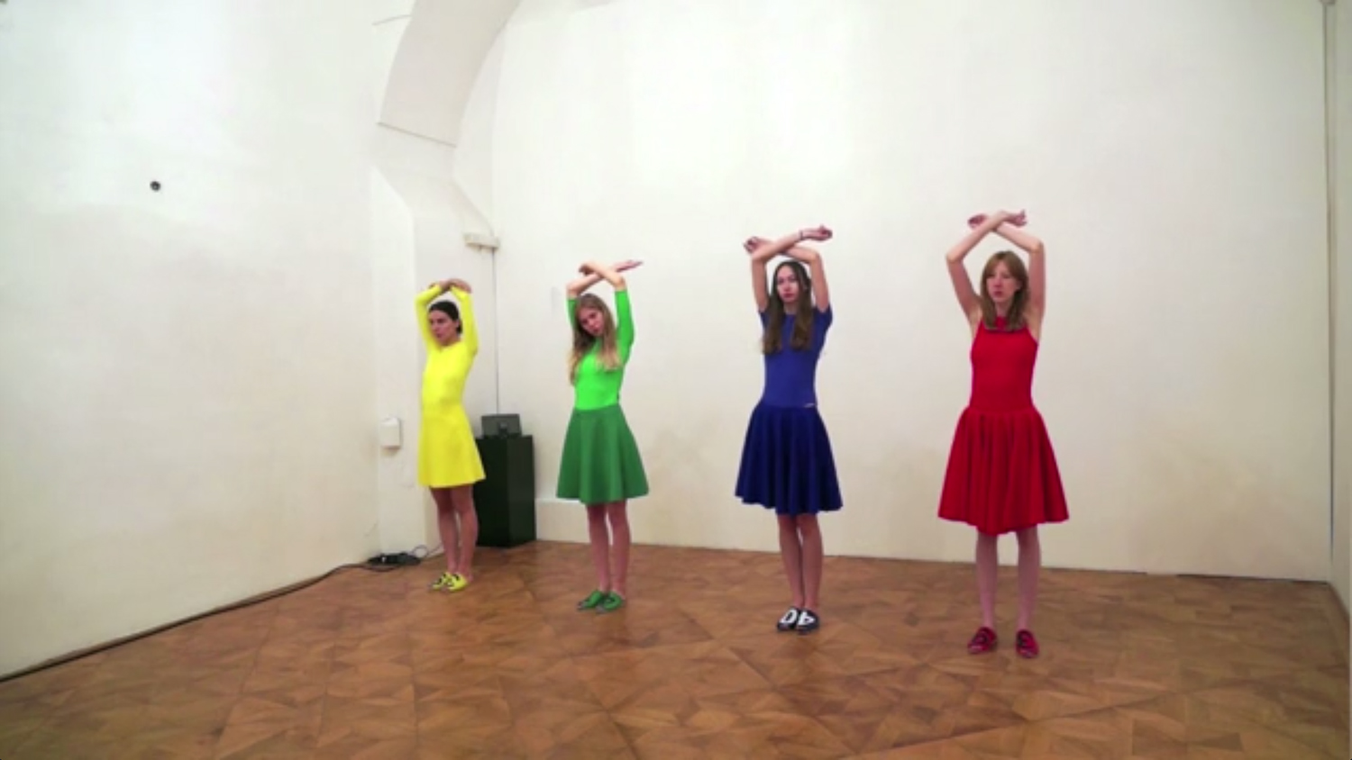 Fashion Instruction with 4 Girls - purple TELEVISION