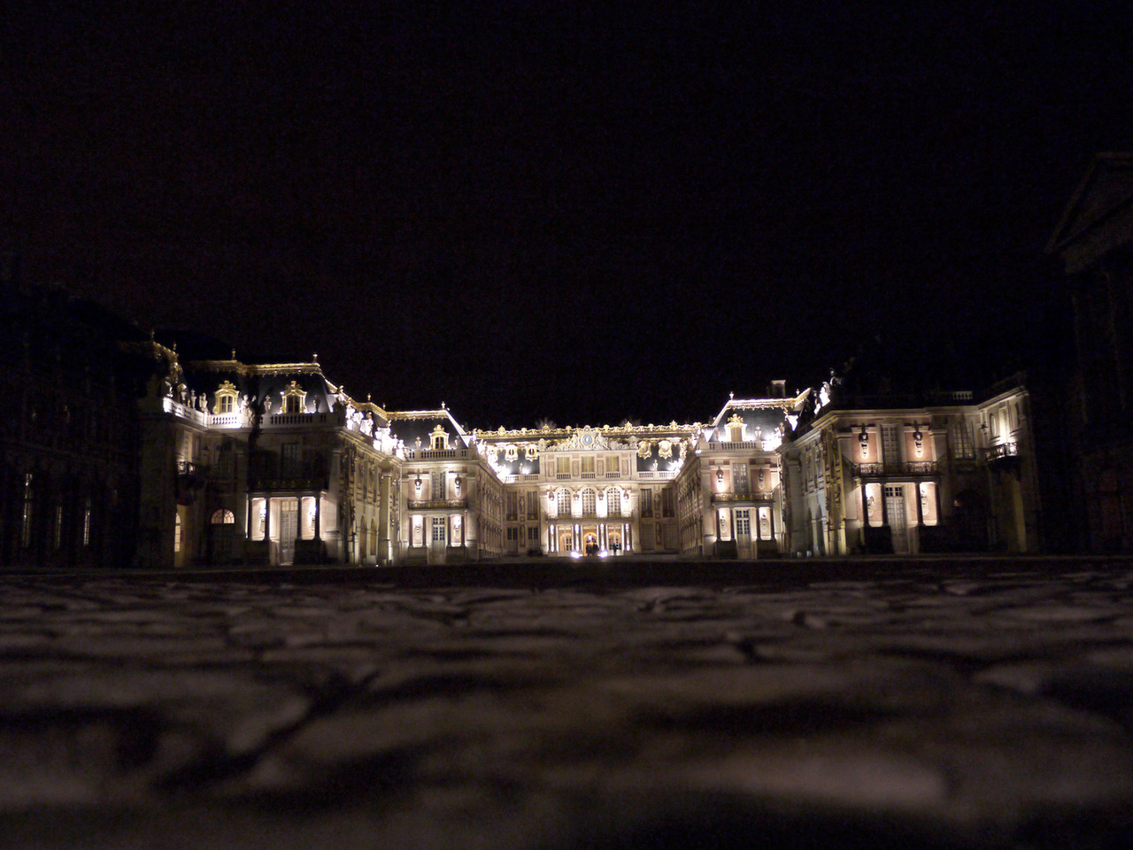 The Chateau of Versailles at night. Photo Olivier Zahm - purple NIGHT