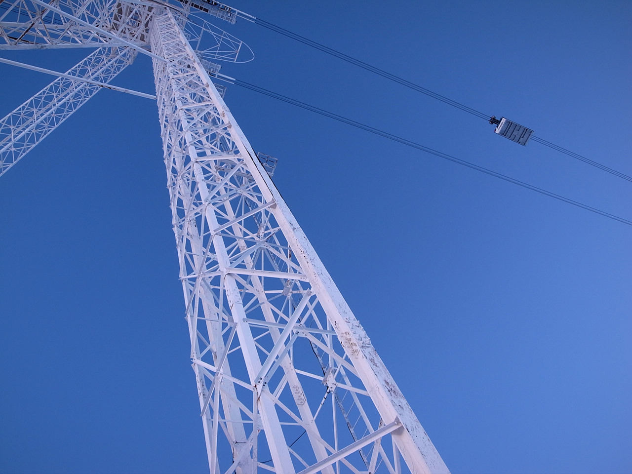 The highest pylon of Europe (86 meters) going to the Grands Montets ...