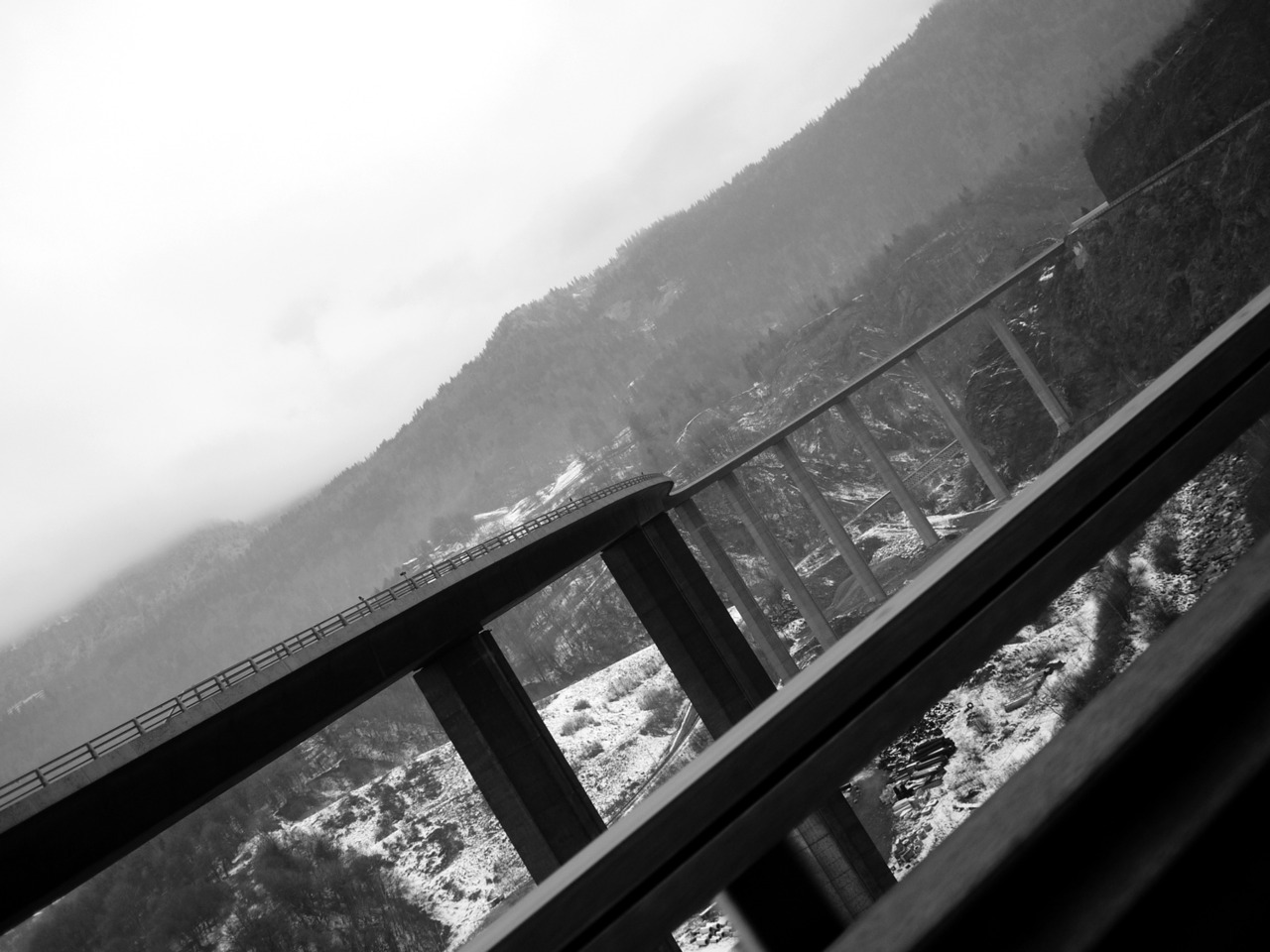 L’AUTOROUTE BLANCHE A40 (THE WHITE HIGHWAY) - purple TRAVEL