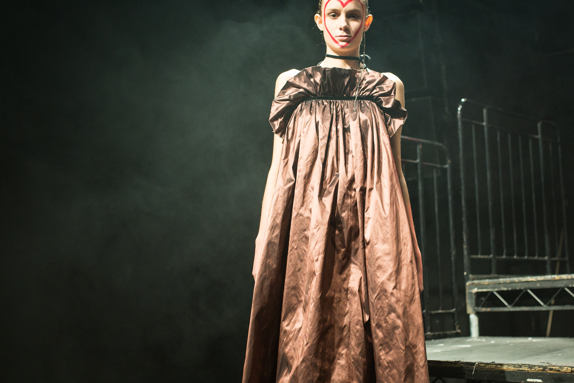 Isa Arfen F/W 2016 presentation at the ICA, London - purple FASHION